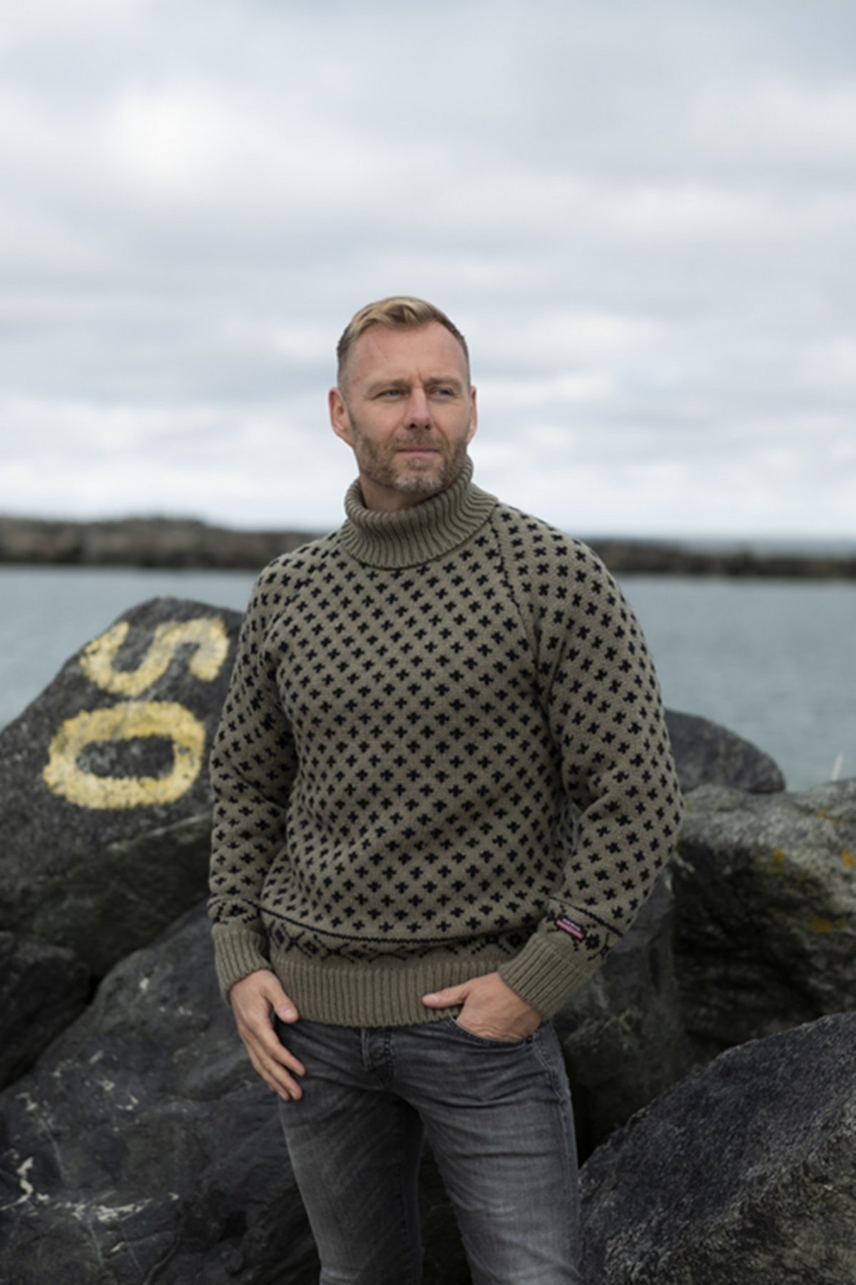 Køb af Islandsk sweater med rullekrave af 100% uld fra NORWOOL